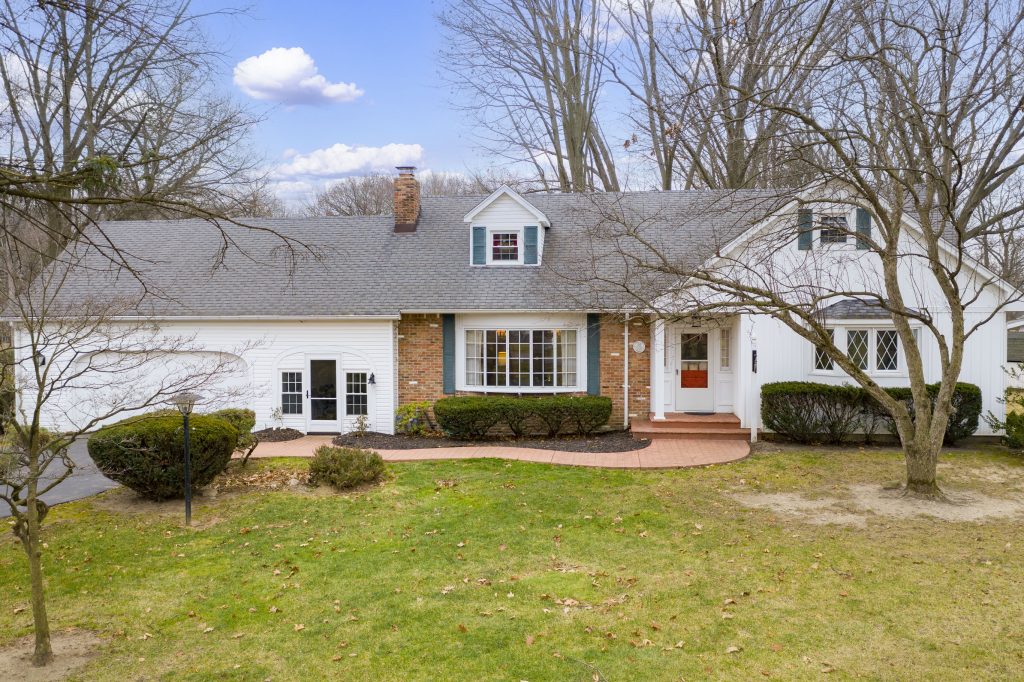 2211 Smith - Wiens & Roth Real Estate